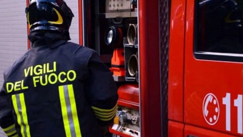 Bimbo incastrato in uno scivolo: salvato dai vigili del fuoco - TELECAPRI